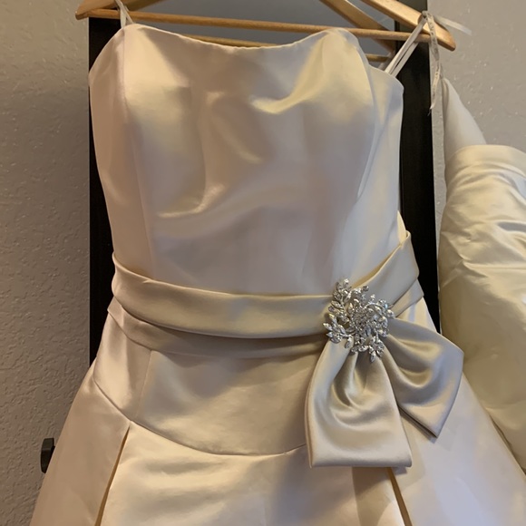 2Be Bridal | Dresses | Stunning Floor Model 2be Bridal Ball Gown Style ...